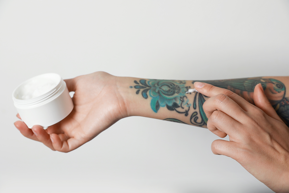 Aplicar la crema para tatuajes es el paso más importante de todos