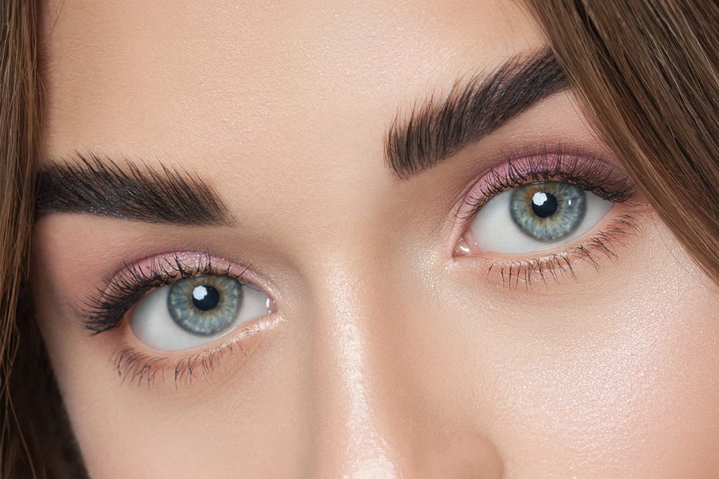 Cejas decoloradas, el paso a paso de la tendencia más atrevida