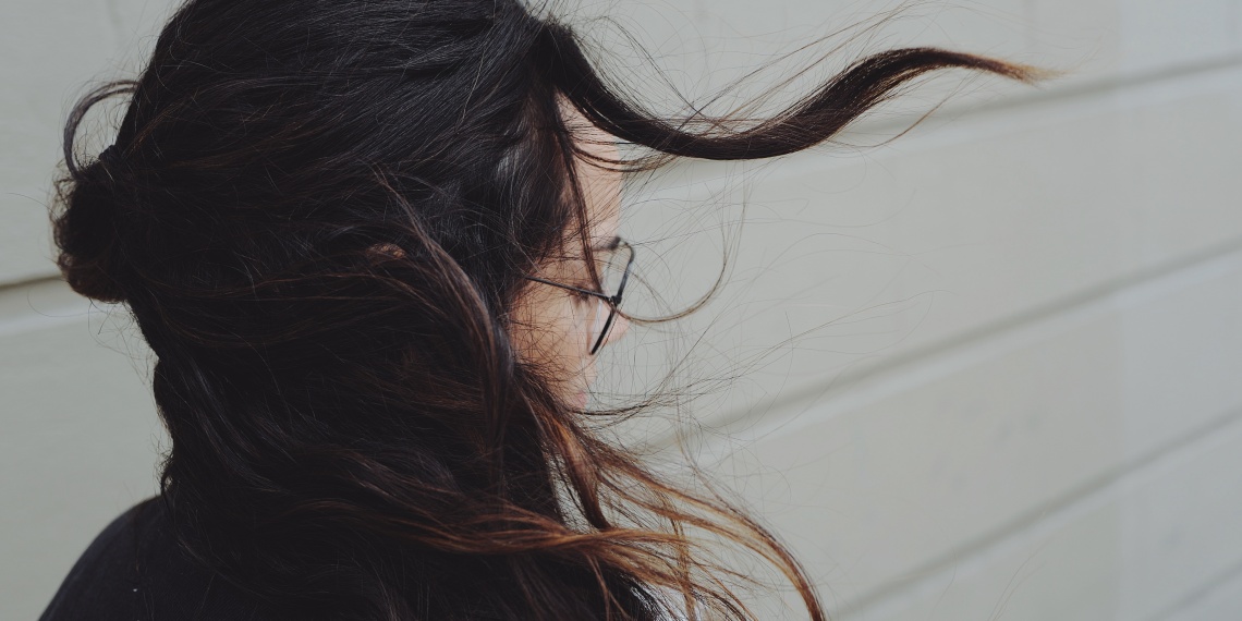Caspa en el pelo: por qué sale y cómo eliminarla eficazmente