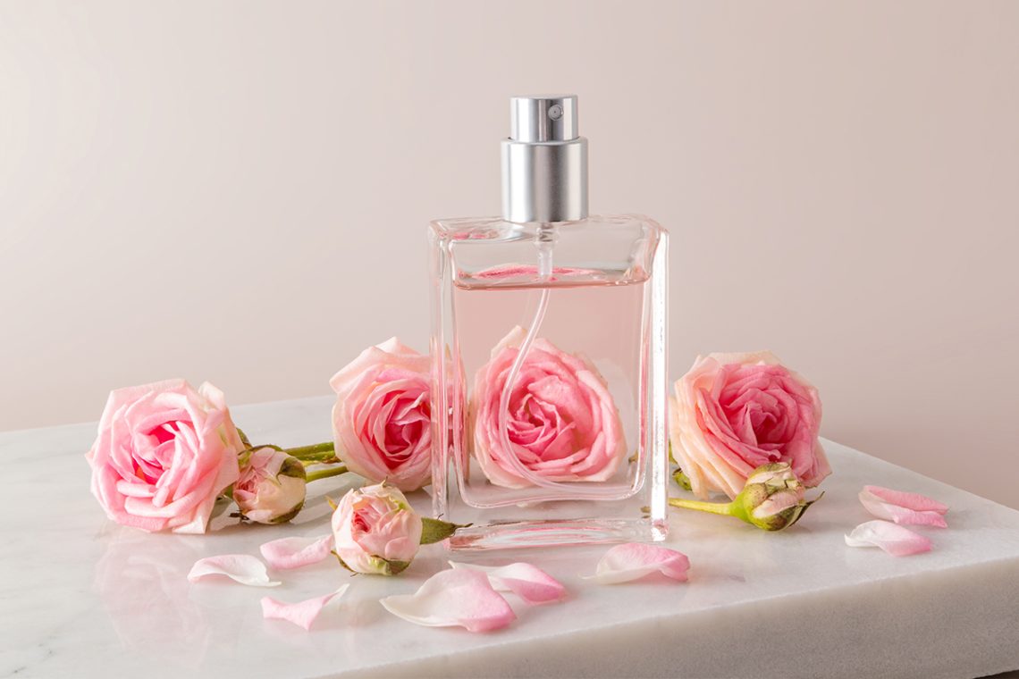 Los 7 mejores perfumes con olor a rosas de 2025
