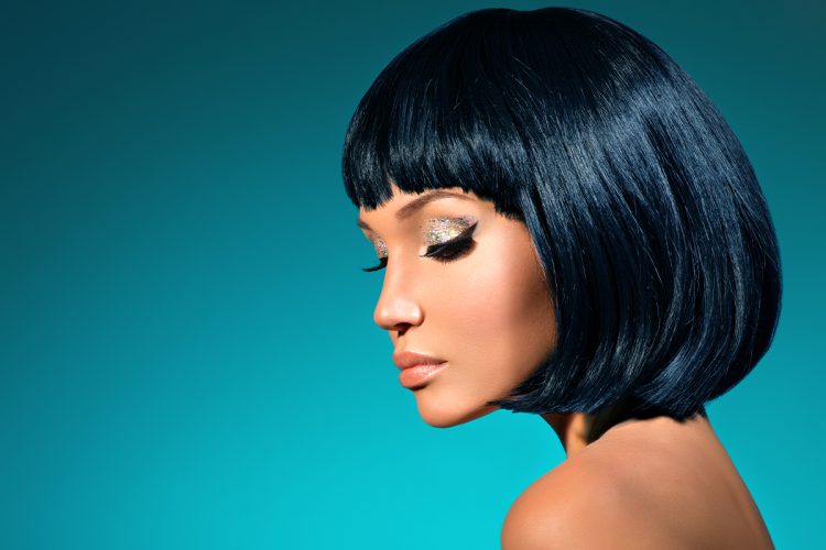 Los looks que te convencerán de teñirte el pelo negro azulado