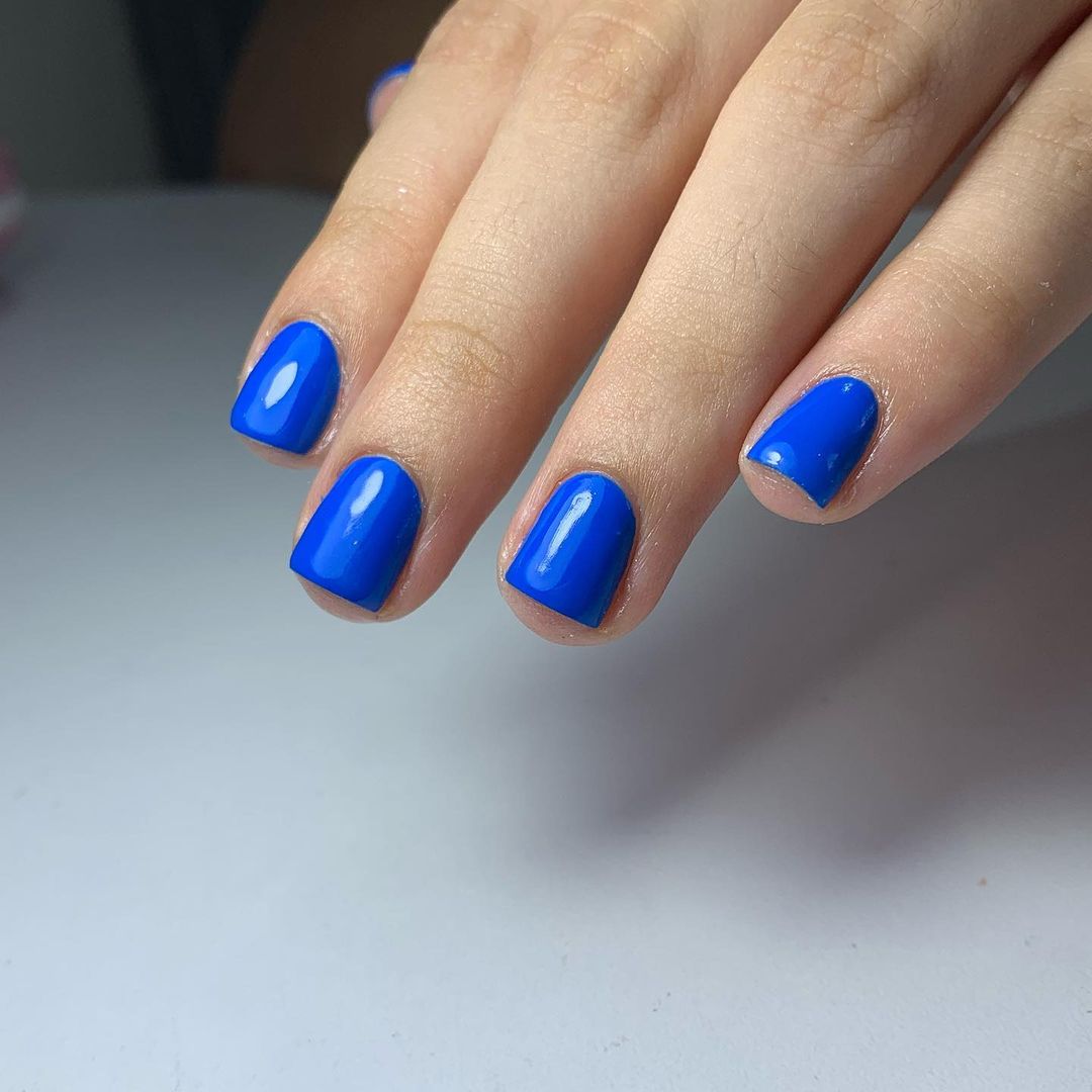 6 ideas de uñas azules 2025 muy sencillas y elegantes