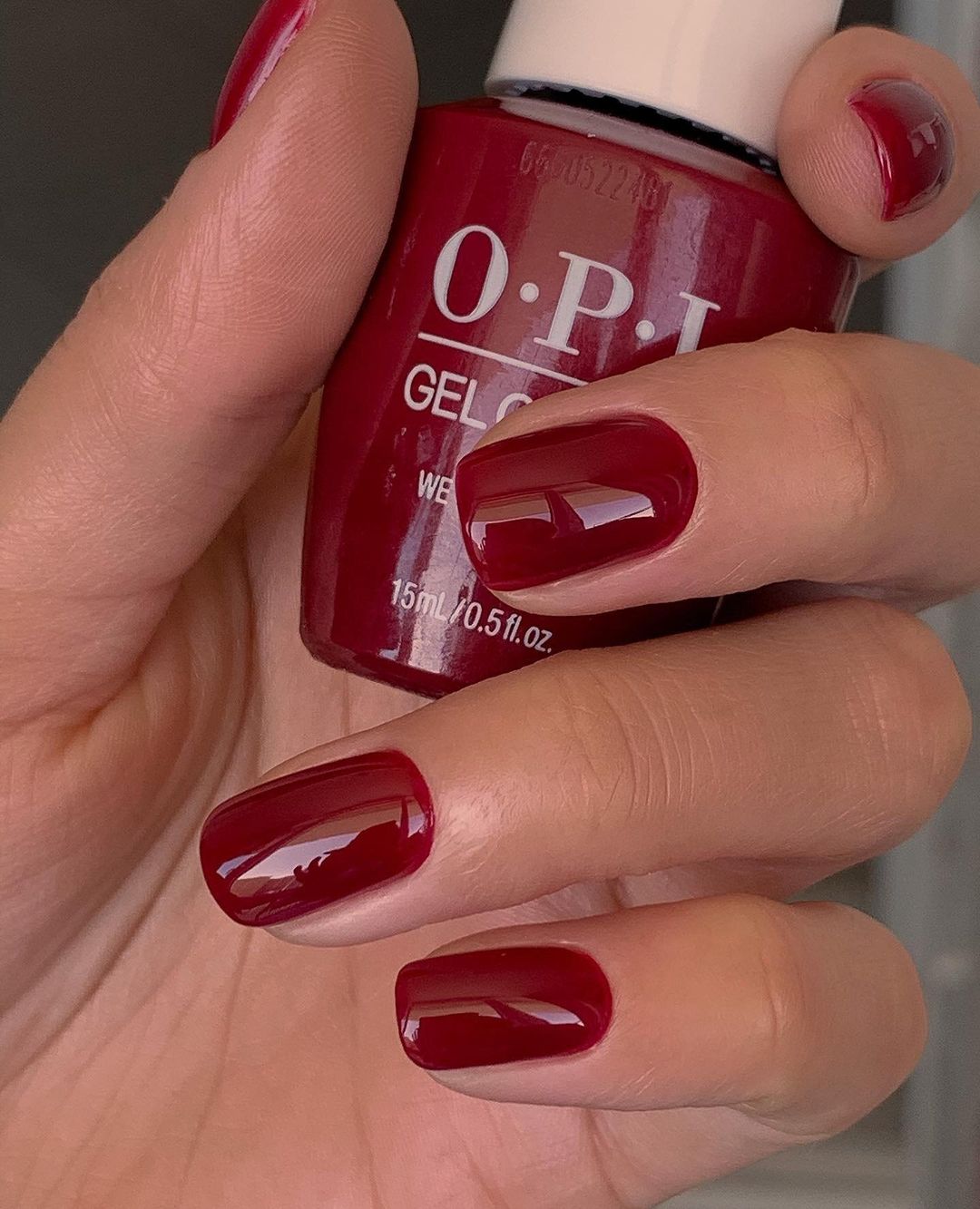 Inspírate con estas ideas para una manicura de color granate