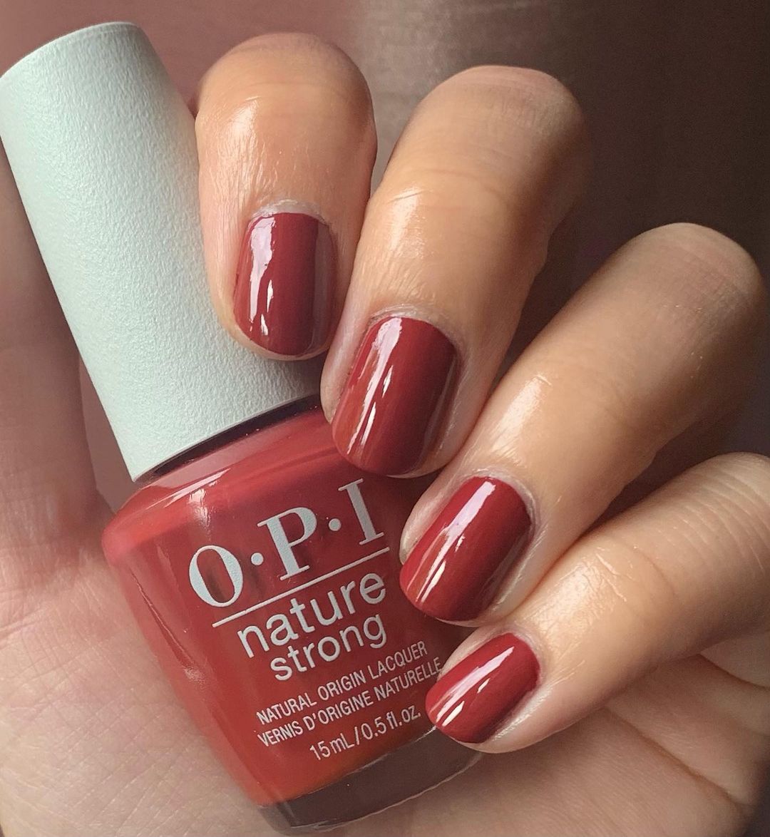 Inspírate con estas ideas para una manicura de color granate