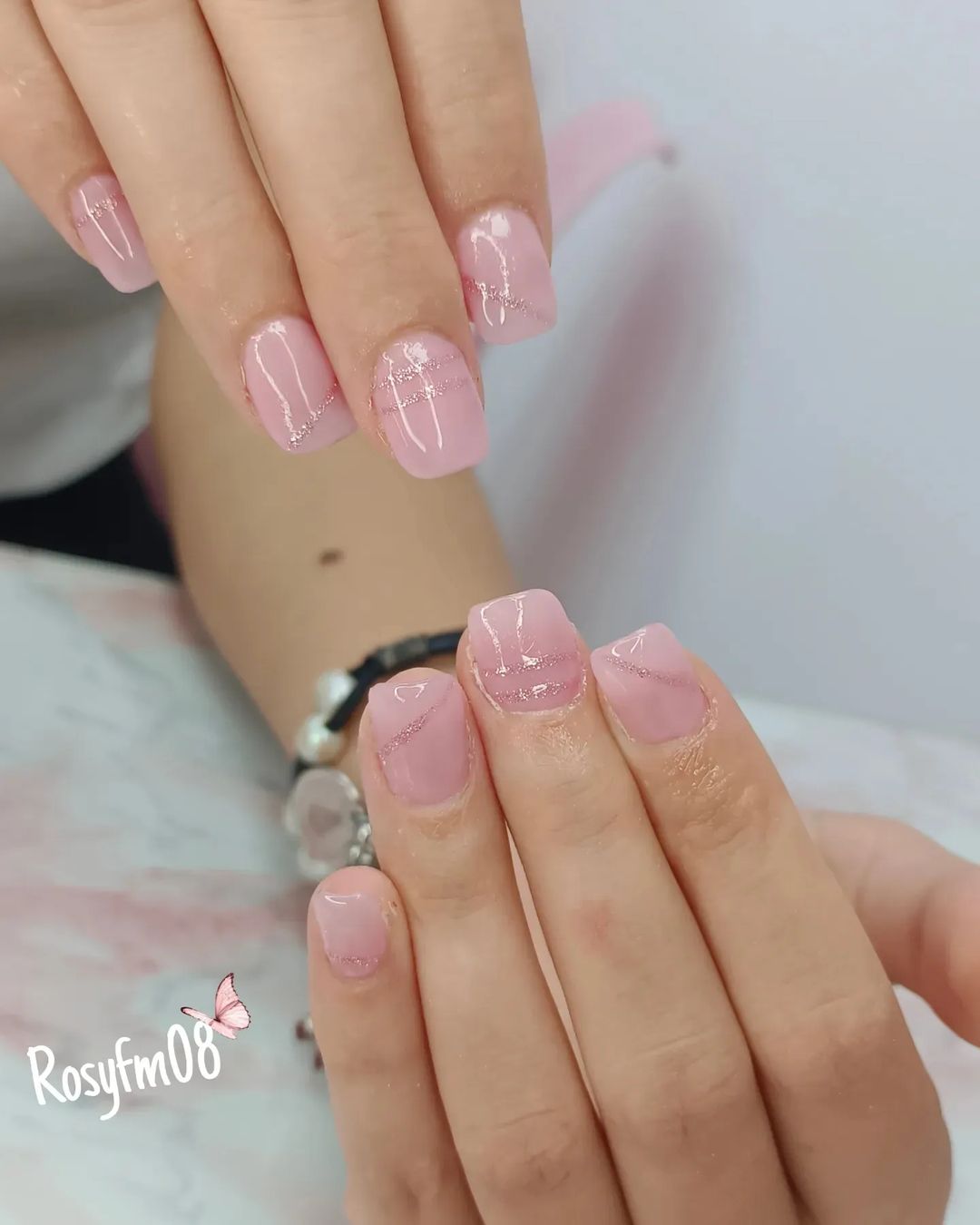 Ideas sencillas para uñas rosas que arrasan en 2025