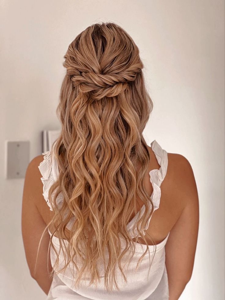 Los peinados más bonitos y espectaculares si vas a ser madrina en una boda