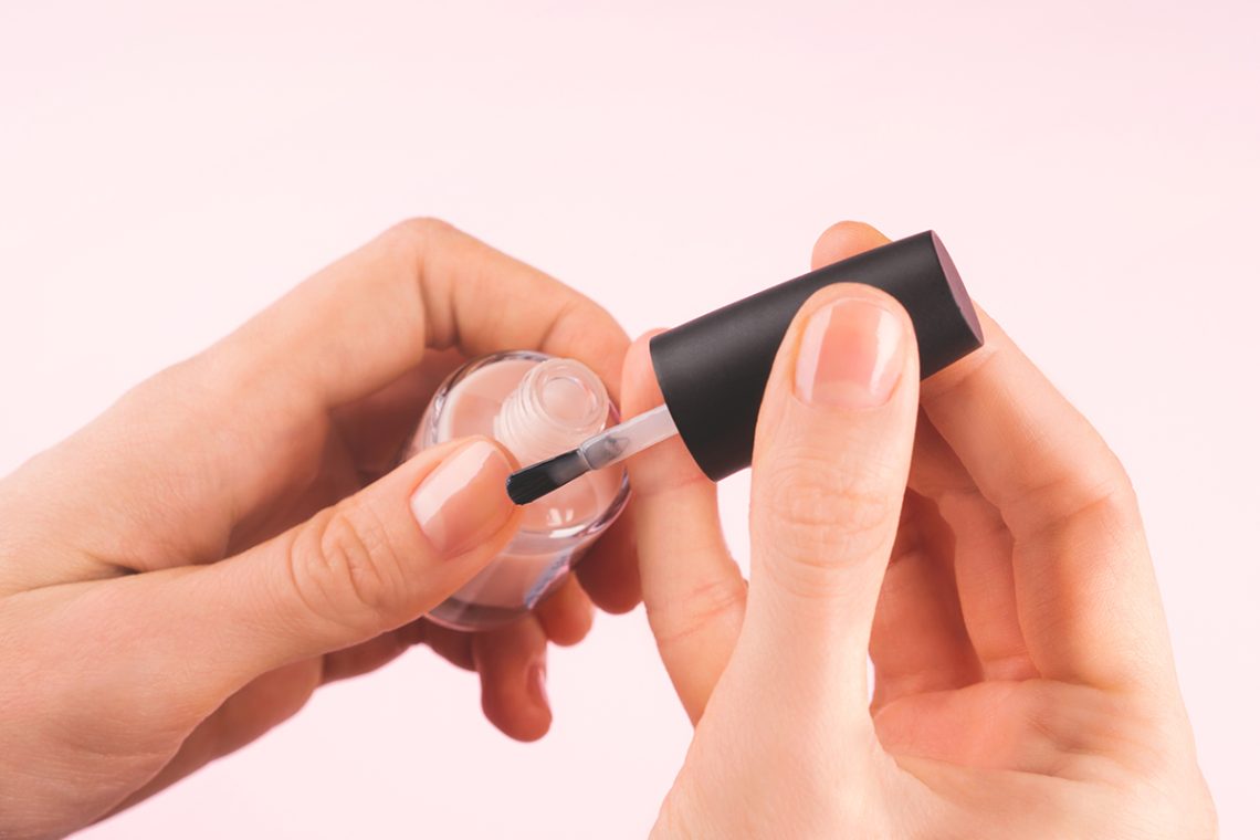 Cómo usar el primer uñas: paso a paso y guía completa