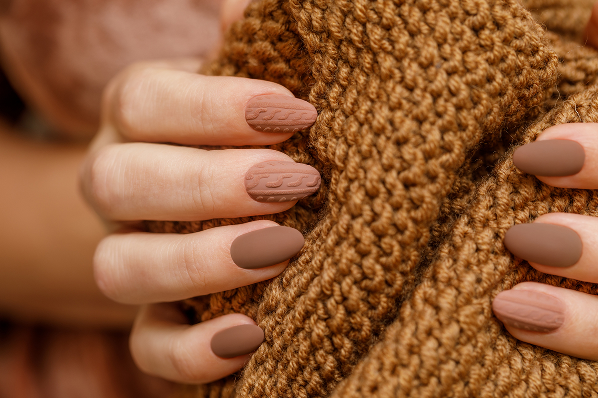 10 ideas de uñas mate para una manicura elegante