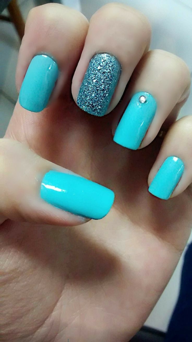 8 ideas sencillas para uñas color turquesa en 2025