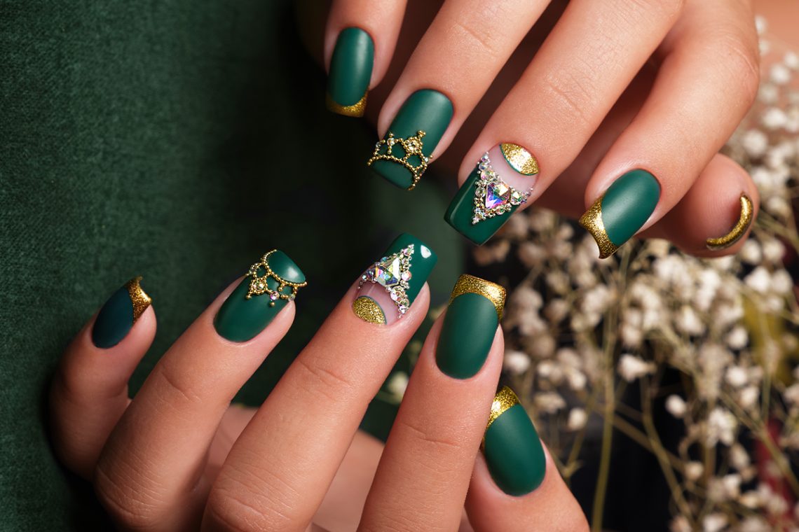 Estas uñas decoradas de verde son las favoritas de las más elegantes