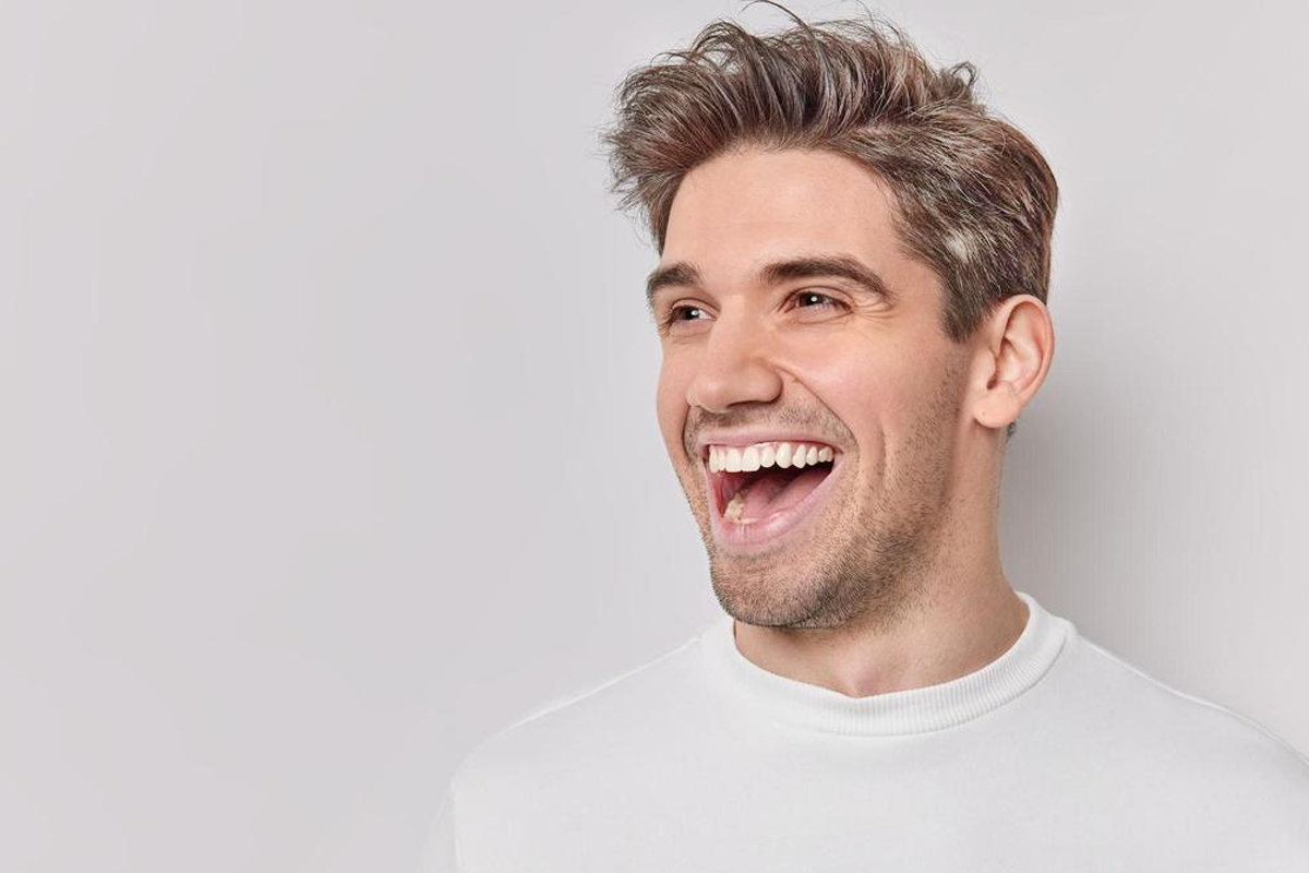 Mejores cortes de pelo para hombres con pelo canoso