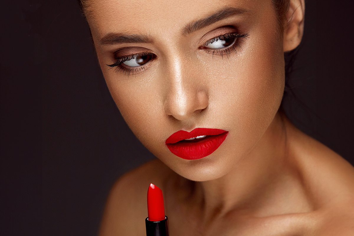 Los mejores trucos de maquillaje para dar volumen a tus labios finos