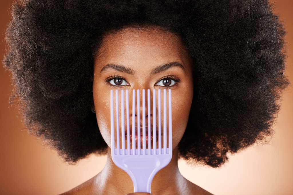 Si tienes el pelo rizado, estos son los mejores peines para su cuidado