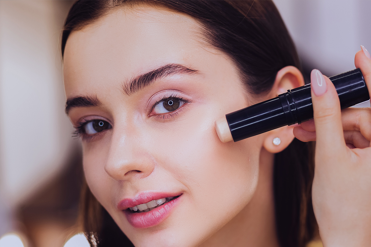 Coloretes en stick: cómo emplearlos y cuáles son los 10 mejores