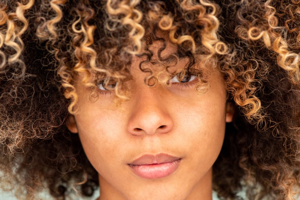 Cuáles son el estilo de mechas preferido por las que tienen el pelo rizado