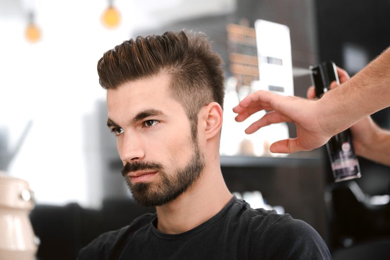 Los mejores cortes y peinados para hombres con entradas