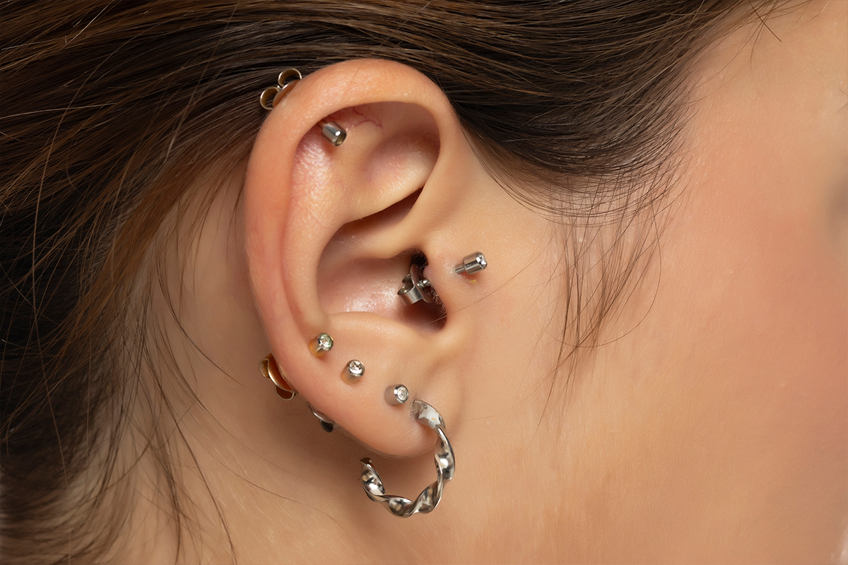 Piercings en la oreja: guía completa de tipos y cómo combinarlos