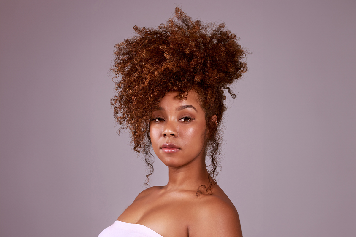 Los mejores peinados semirrecogidos para pelo rizado