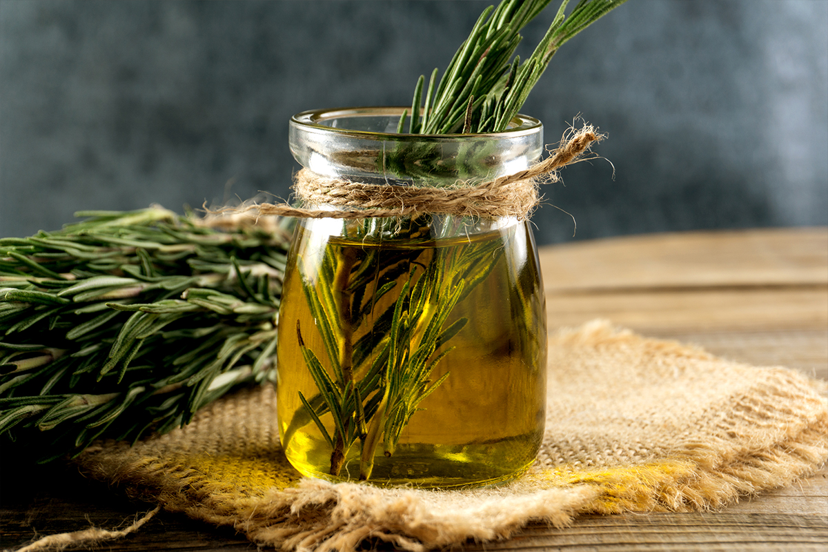 ¿No conoces el aceite de romero? Nosotros te lo enseñamos a hacer en casa