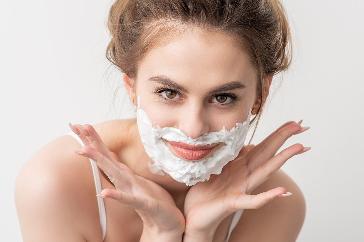 Cómo aclarar el vello facial con agua oxigenada