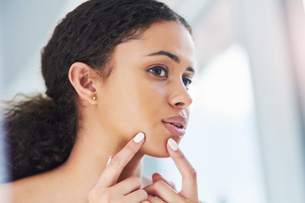 Granos en los labios: causas y soluciones