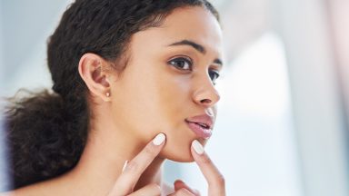 Granos en los labios: causas y soluciones