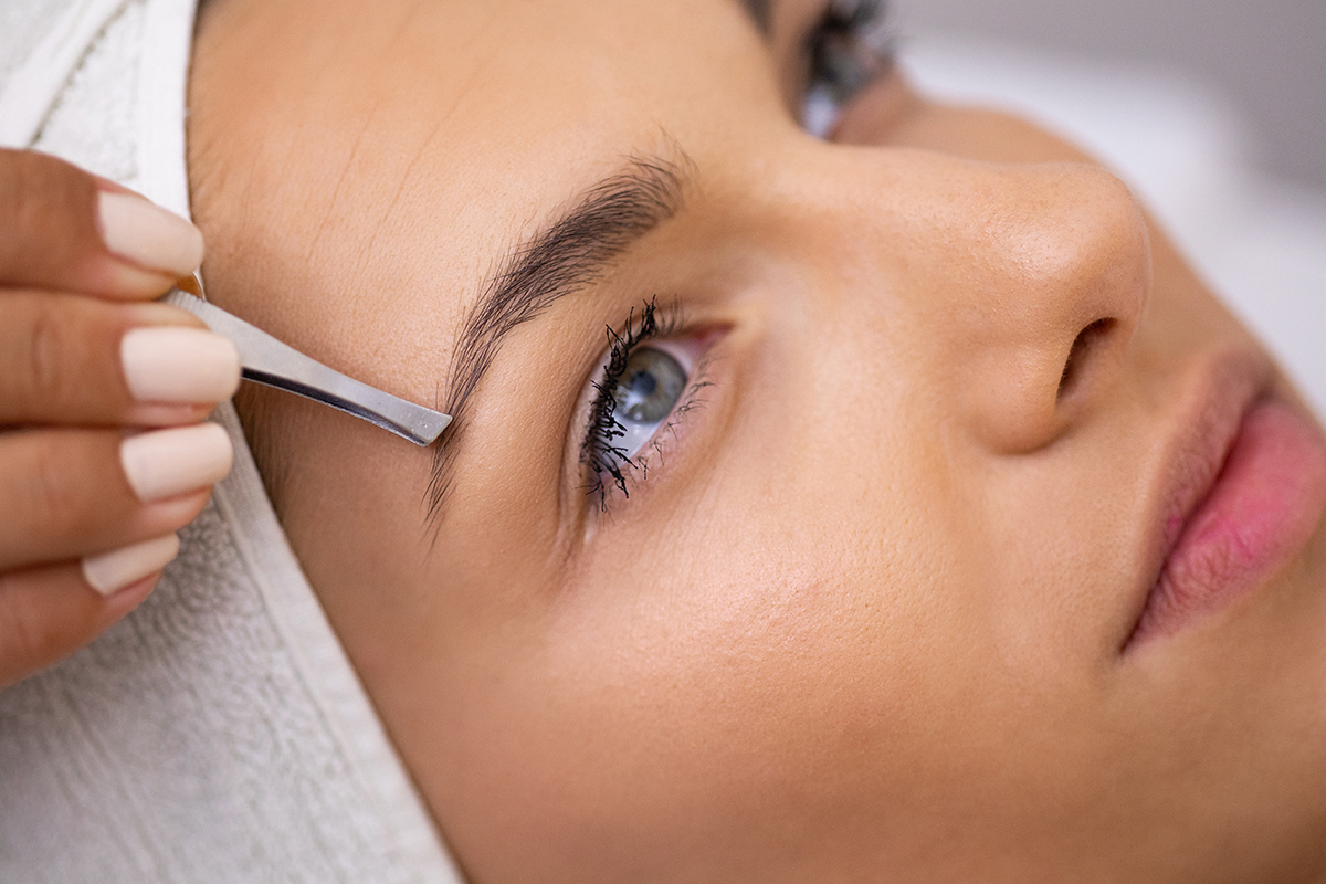 Cómo definir tu mirada recortándote las cejas