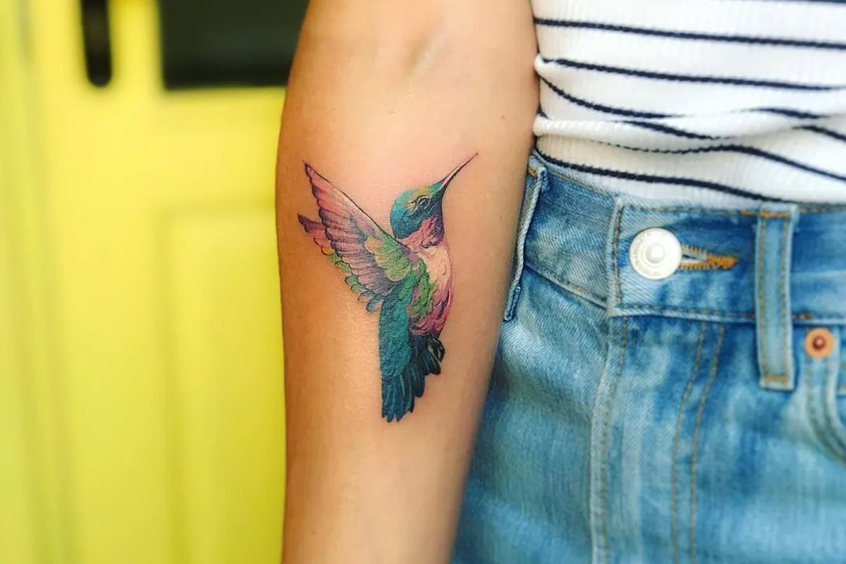 Si te tatúas un colibrí, este es su significado