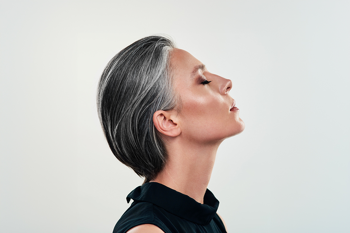 ¿Si te arrancas una salen siete? Mitos y verdades sobre las canas