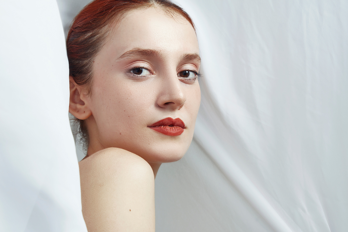 ¿Qué causa una piel grisácea y apagada?