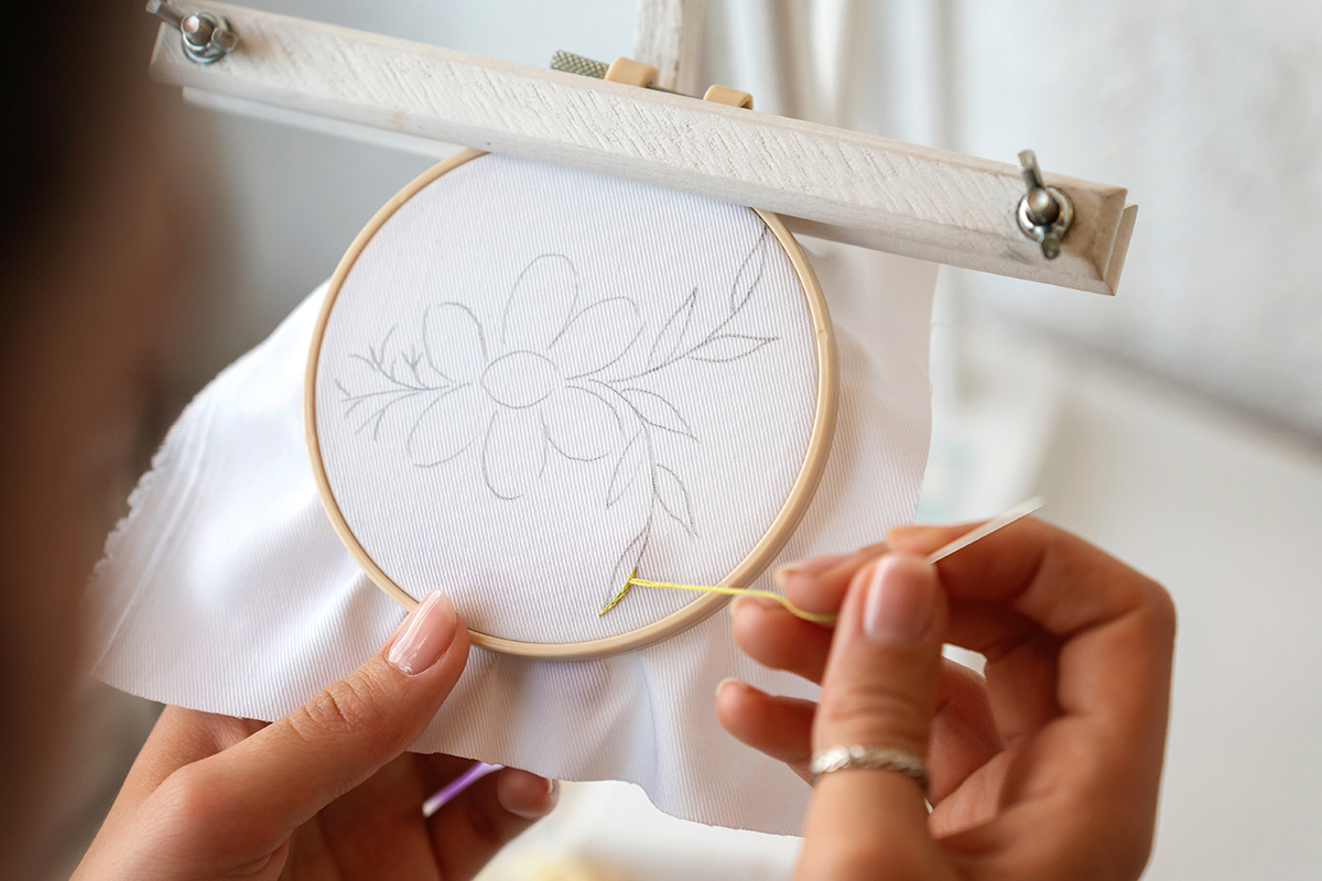 Coser tiene múltiples beneficios para nuestra salud mental